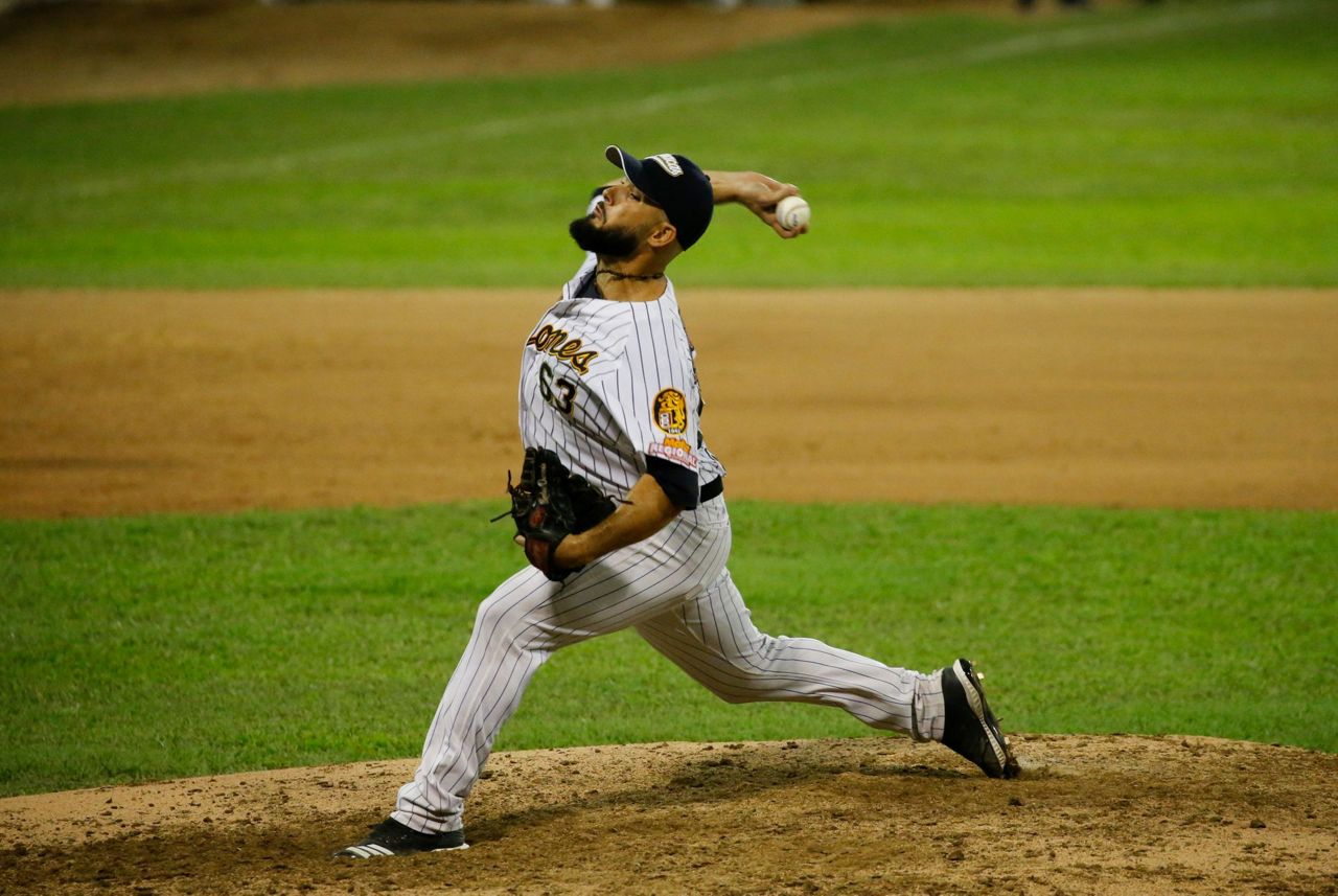 Crisis throws curve ball at opening of Venezuelan baseball