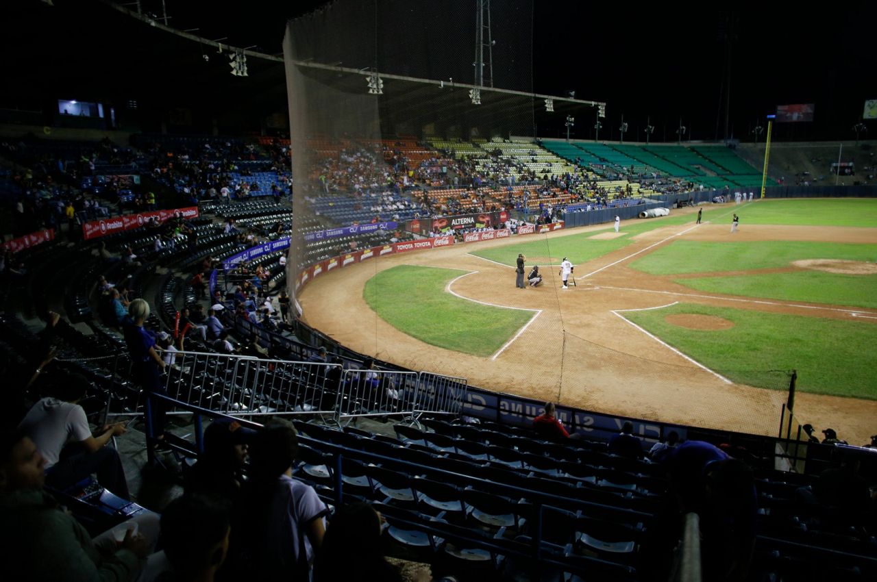 Crisis throws curve ball at opening of Venezuelan baseball