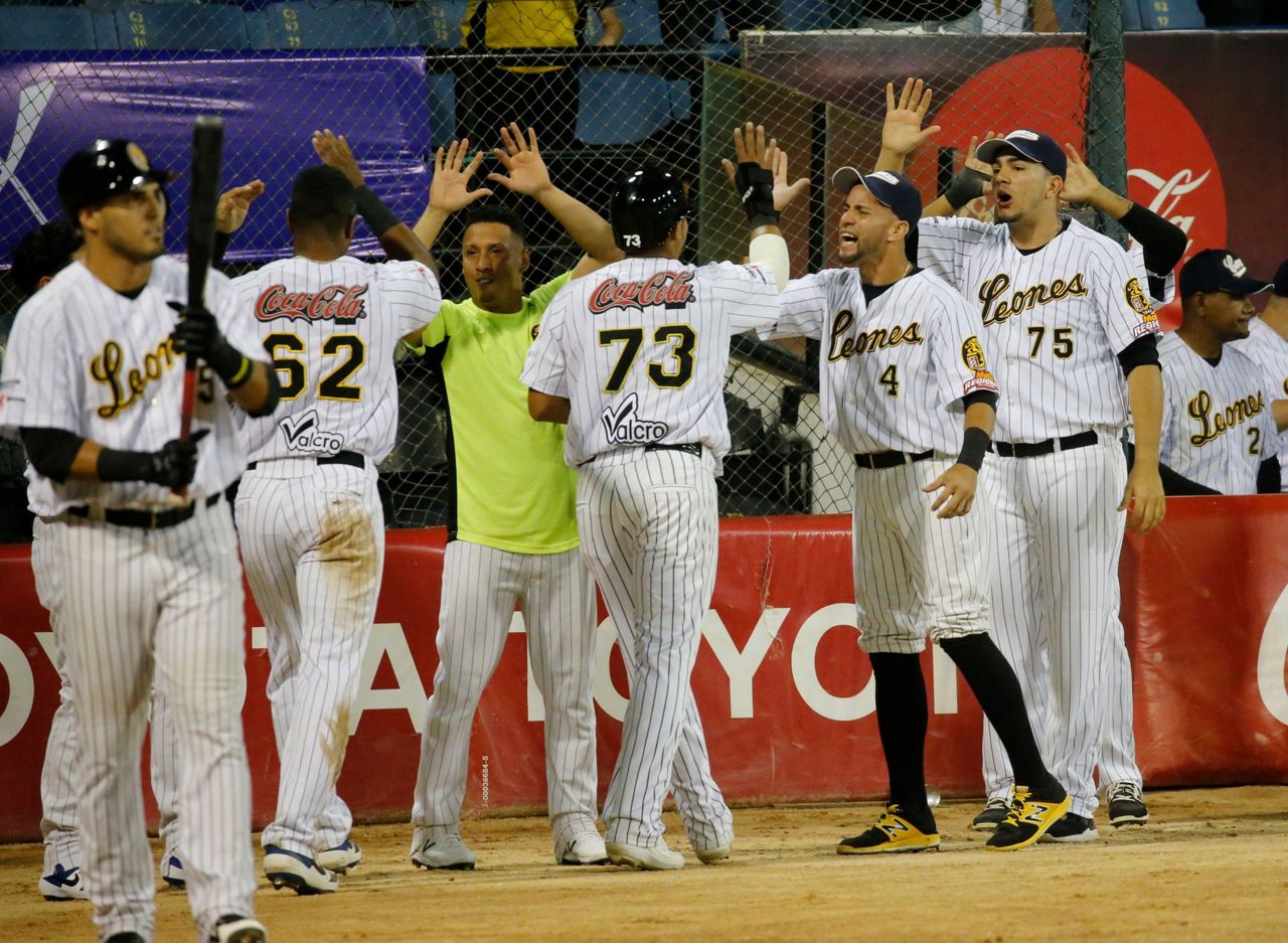 Crisis throws curve ball at opening of Venezuelan baseball