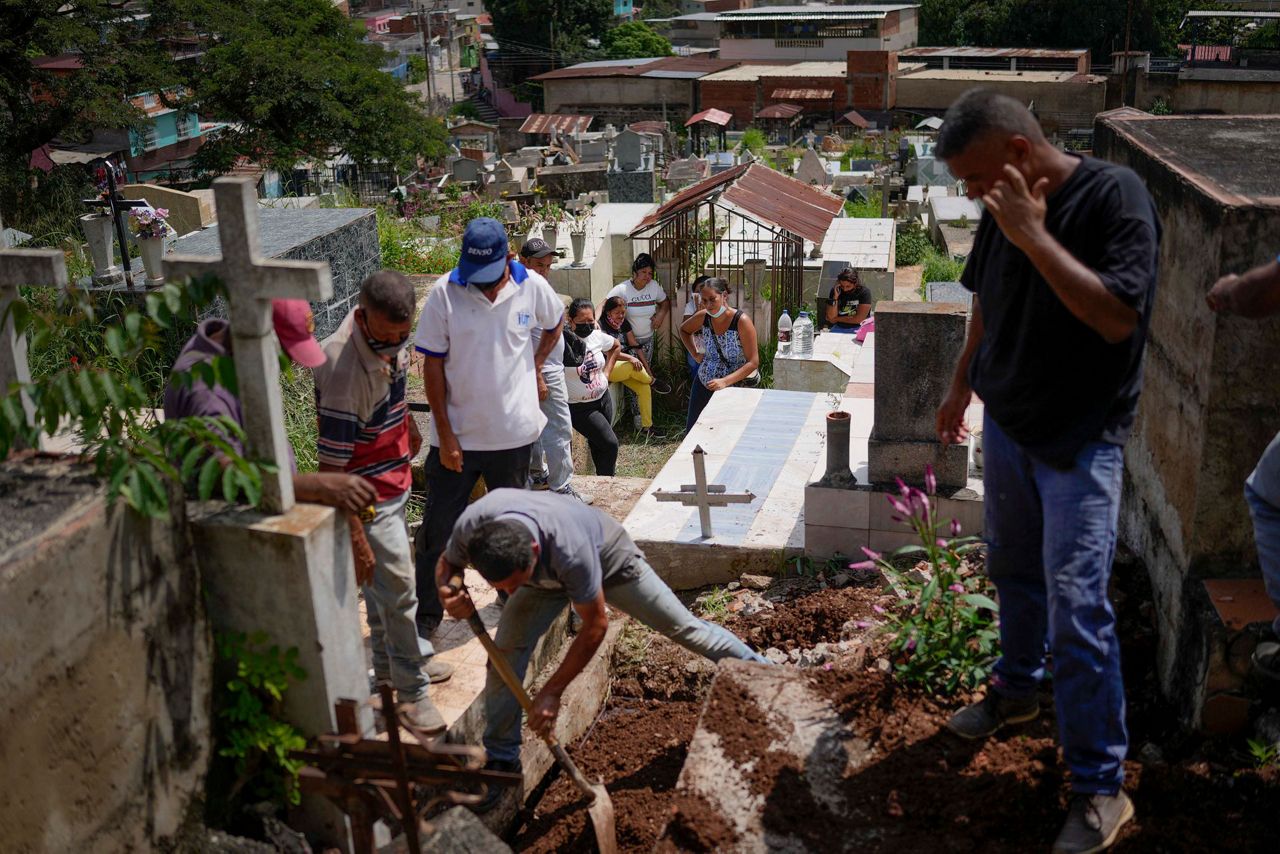 Survivors of Venezuelan mudslide bury dead, look for missing