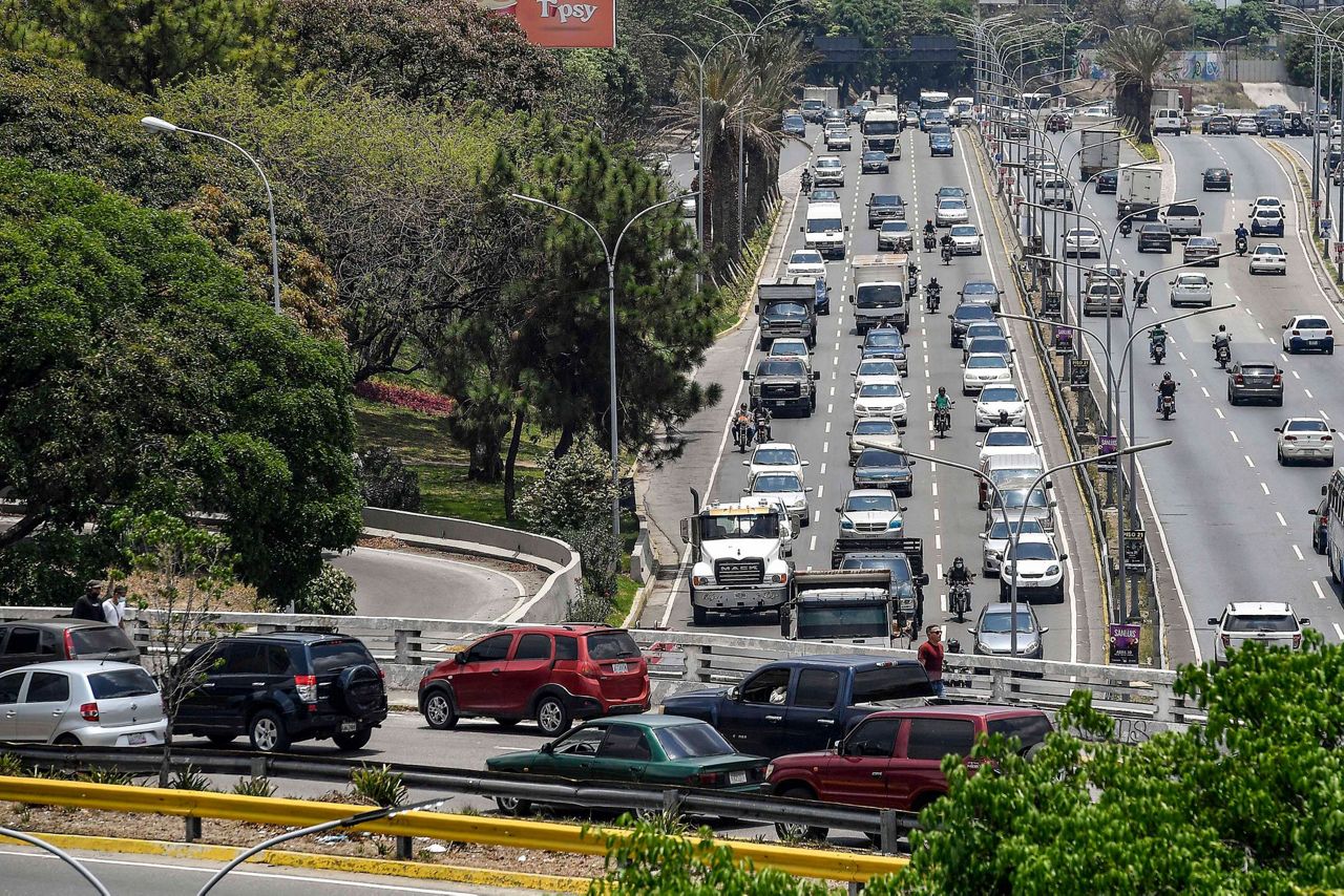 On Venezuelan roads, old cars prevail, break down everywhere