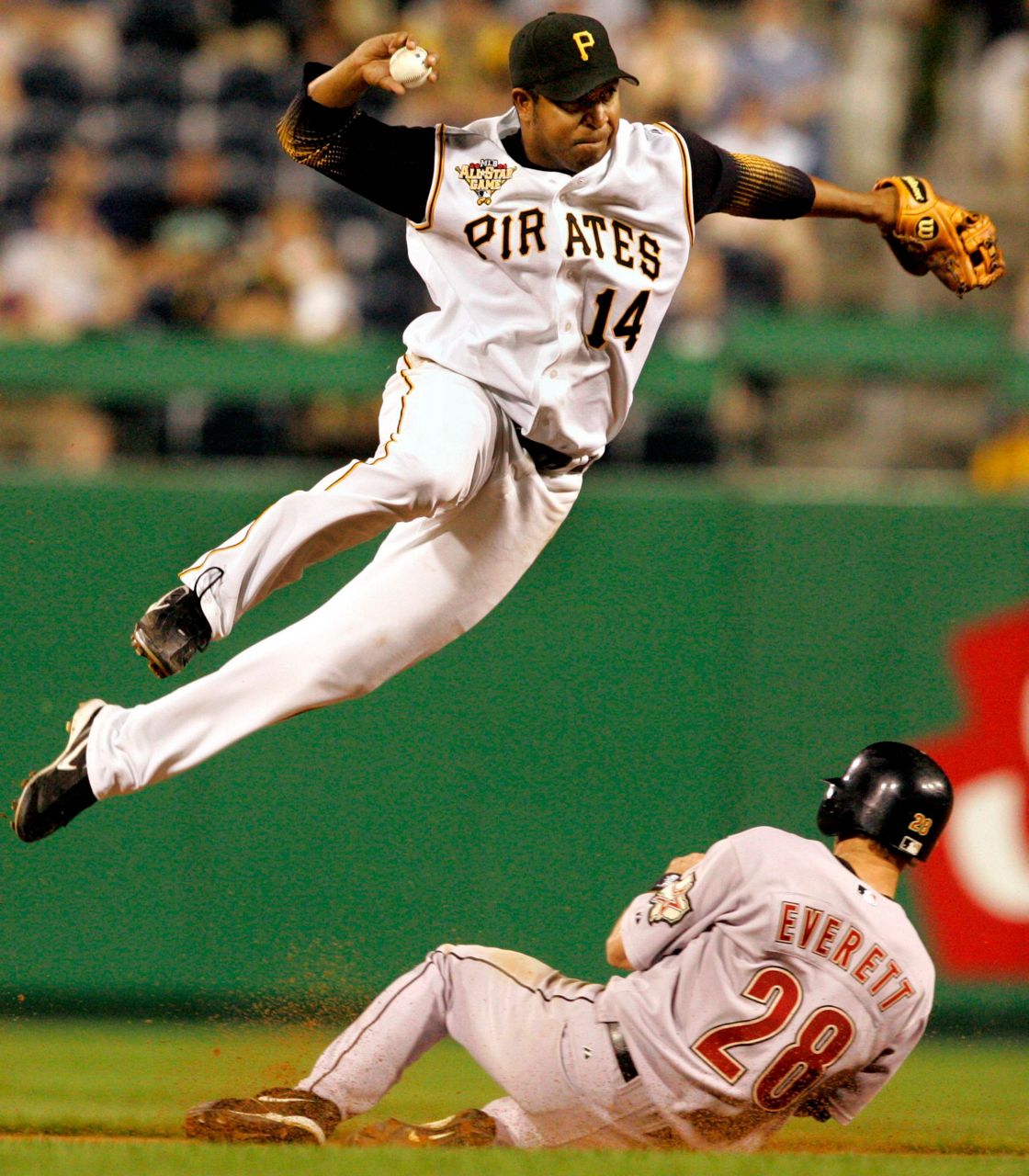 Ex-MLB players Luis Valbuena, Jose Castillo die in car crash