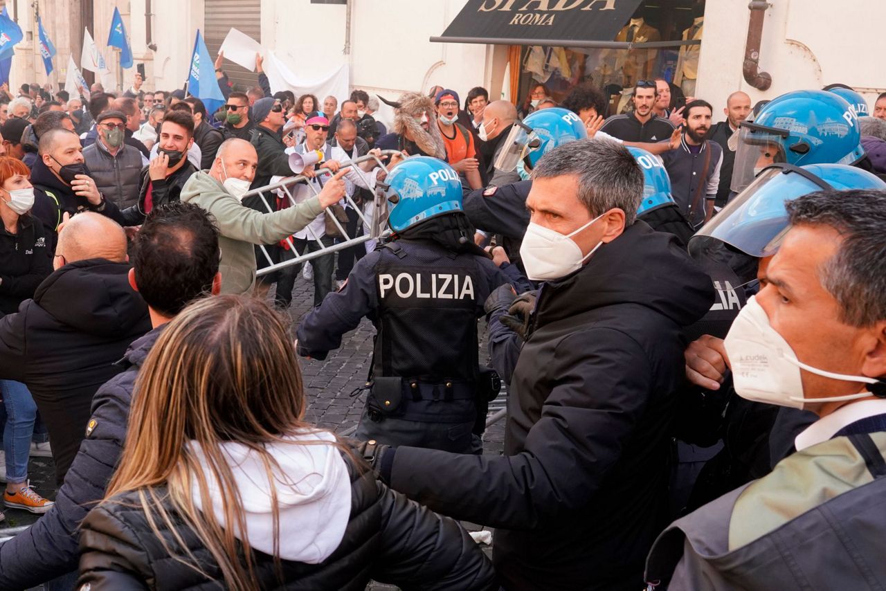 Restaurant owners clash with police in Rome lockdown protest