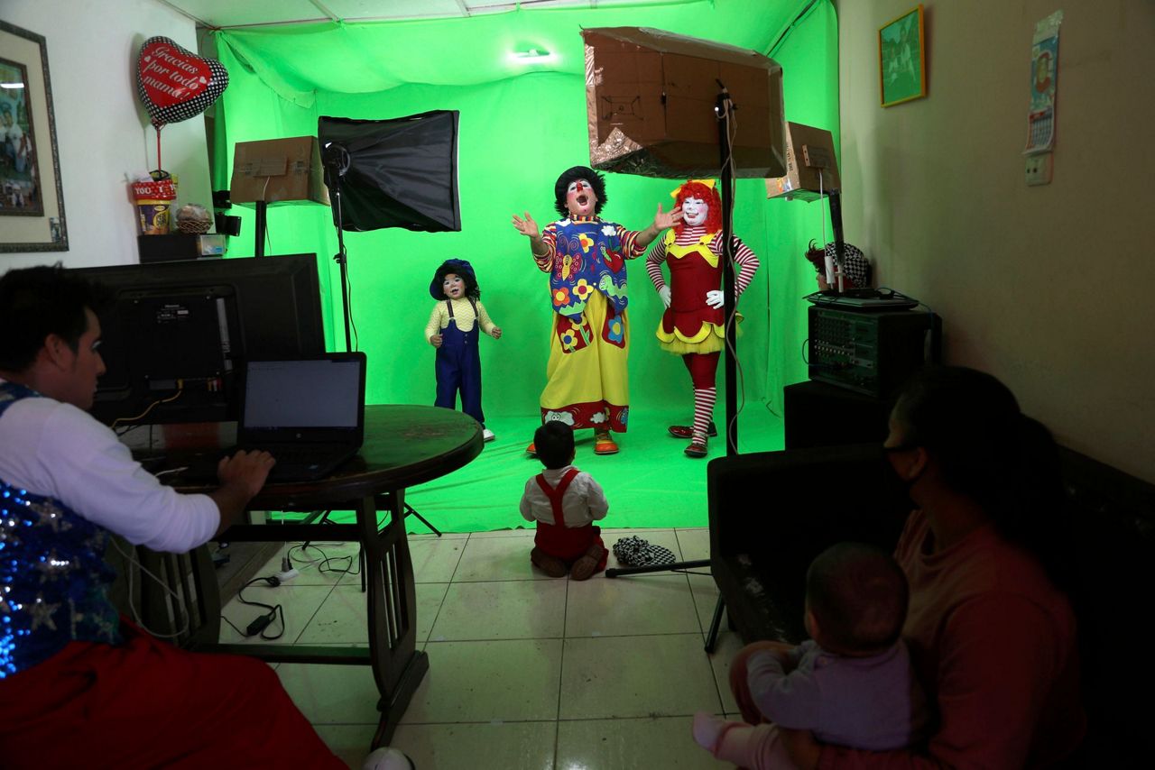 AP PHOTOS: Clowns suffer, adapt in Peru due to the pandemic