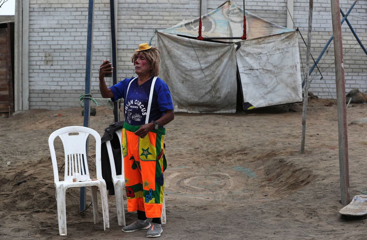 AP PHOTOS: Clowns suffer, adapt in Peru due to the pandemic