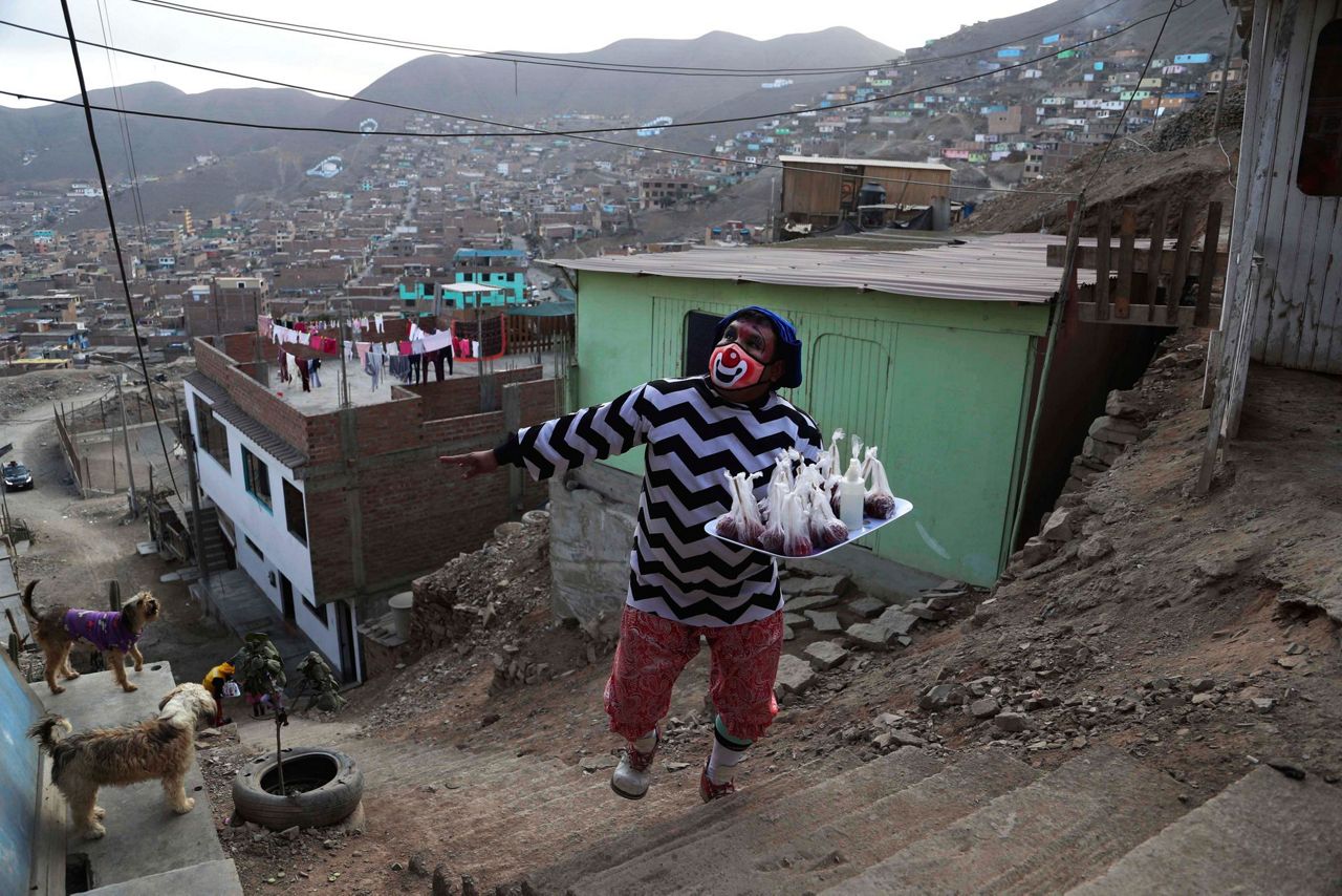 AP PHOTOS: Clowns suffer, adapt in Peru due to the pandemic