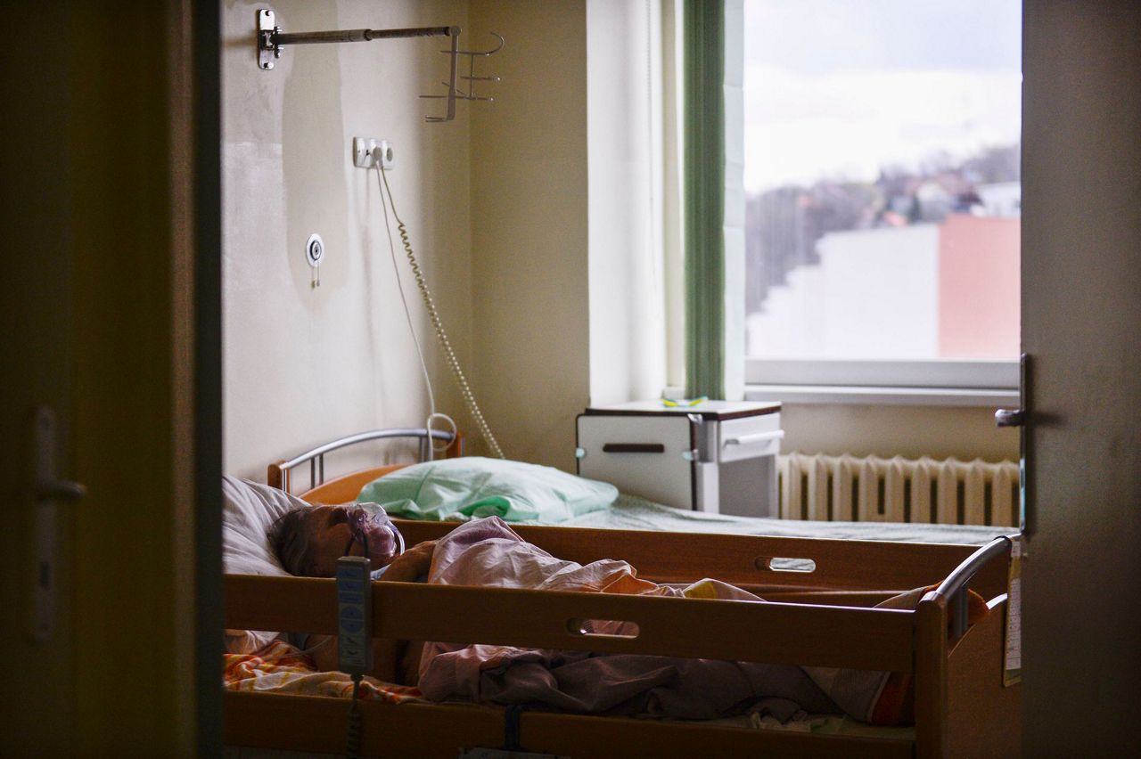 Polish hospitals struggle with surge of virus patients