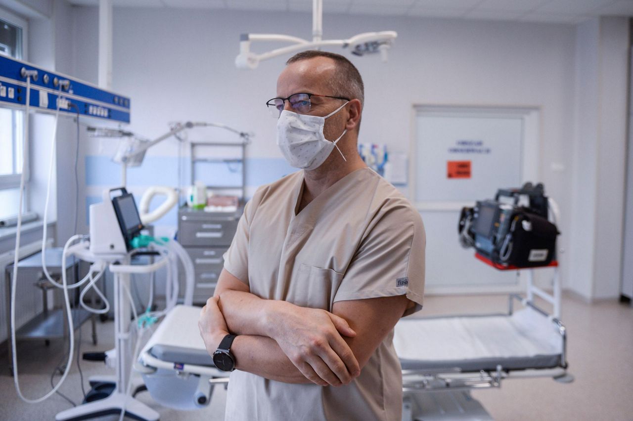 Polish hospitals struggle with surge of virus patients