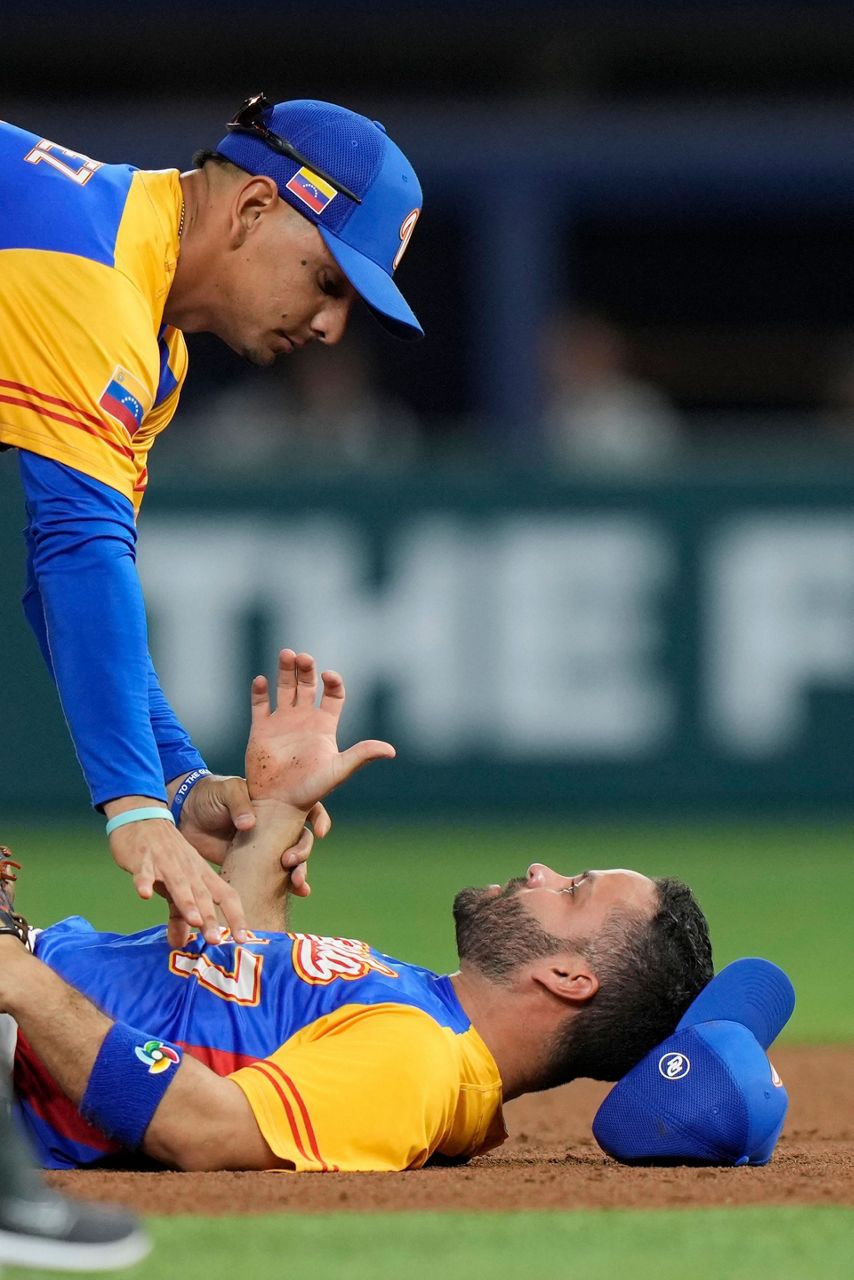 Astros star Altuve has surgery on broken thumb, a WBC injury