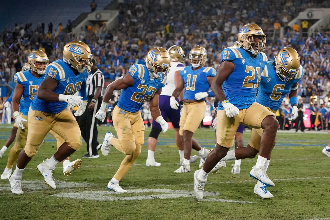 Thompson-Robinson leads UCLA past No. 15 Washington, 40-32