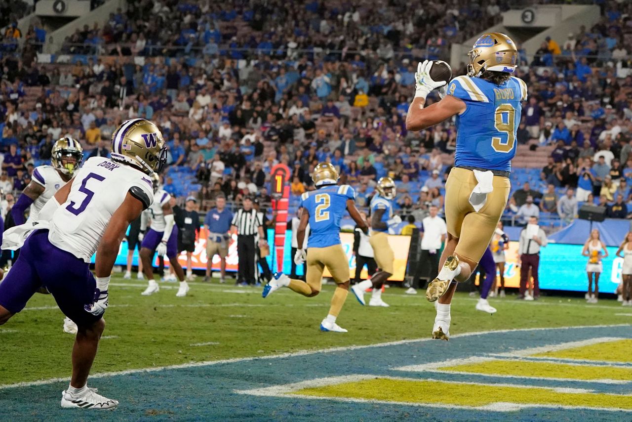Thompson-Robinson leads UCLA past No. 15 Washington, 40-32