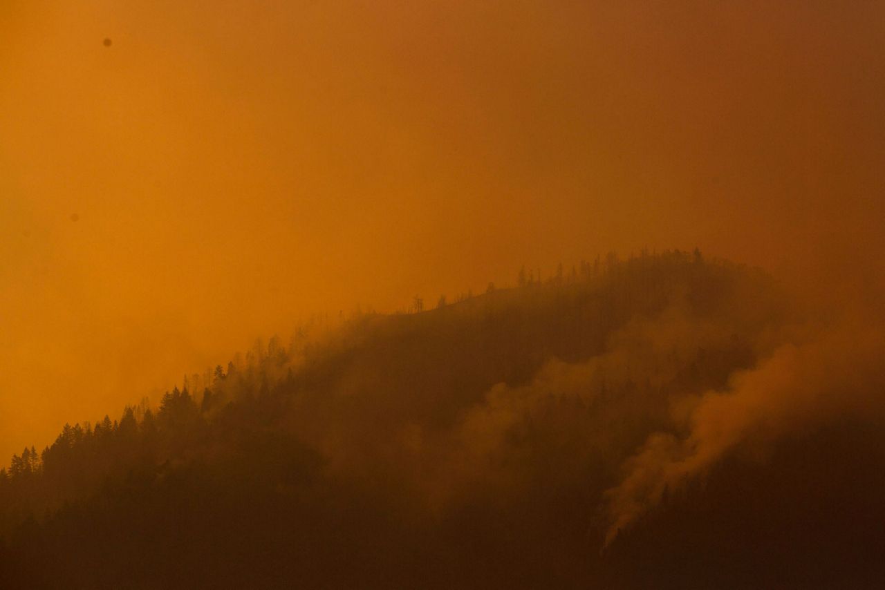 Wildfire forces evacuation of hundreds of Utah homes