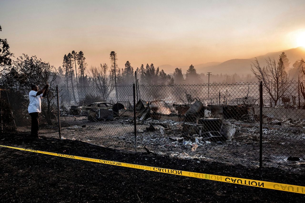 Thousands flee, several hurt as wildfire scorches California
