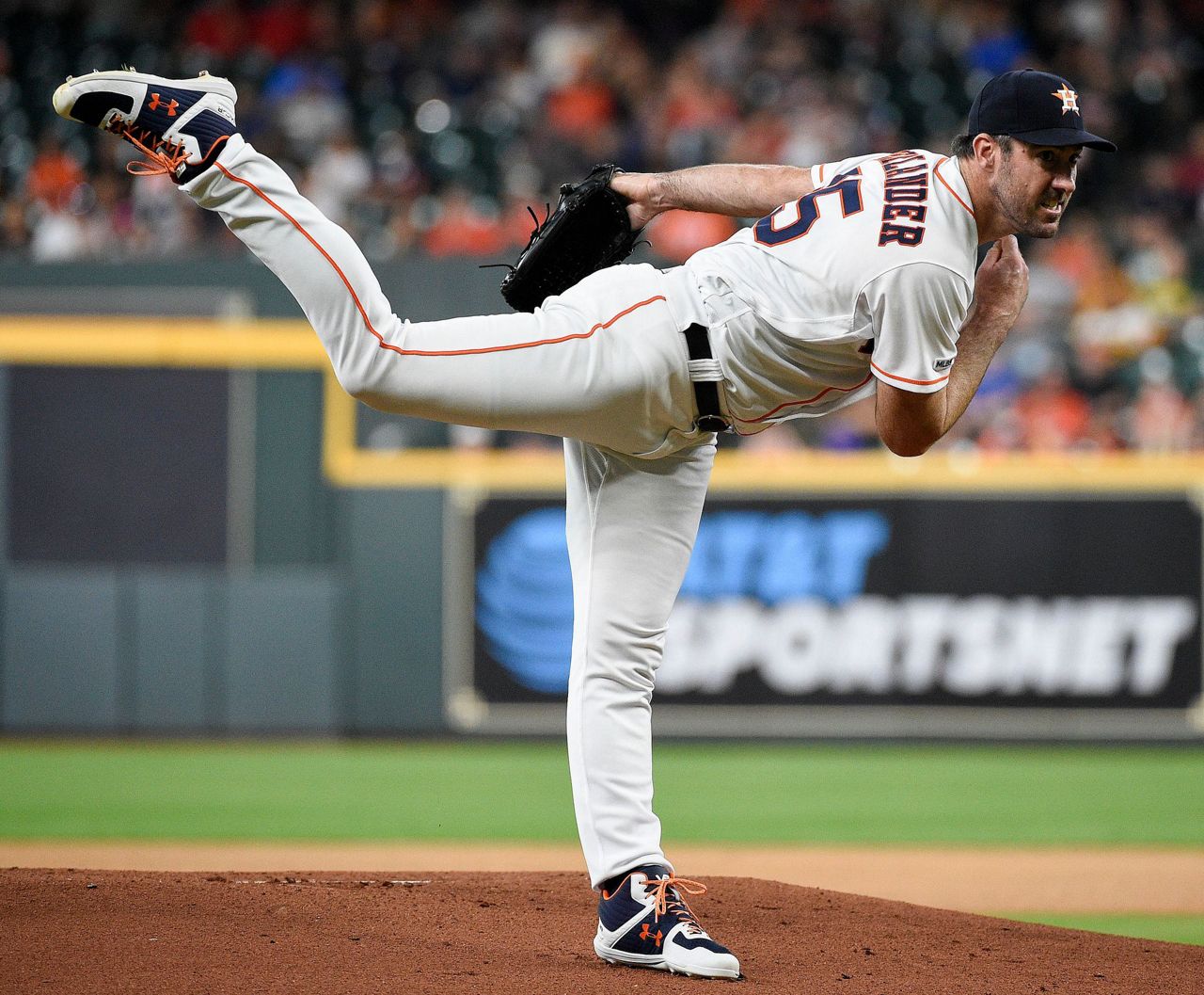Houston's Verlander pitching no-hitter through 6 innings