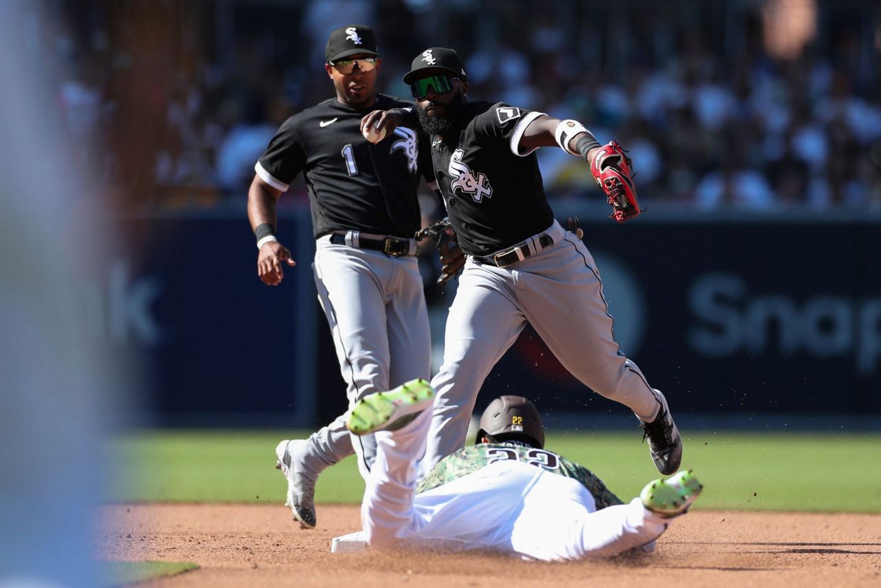 Padres clinch NL wild-card spot during 2-1 loss to White Sox