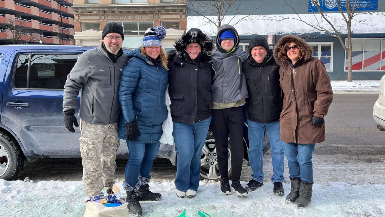 Northern Kentucky volunteer group helps homeless in cold