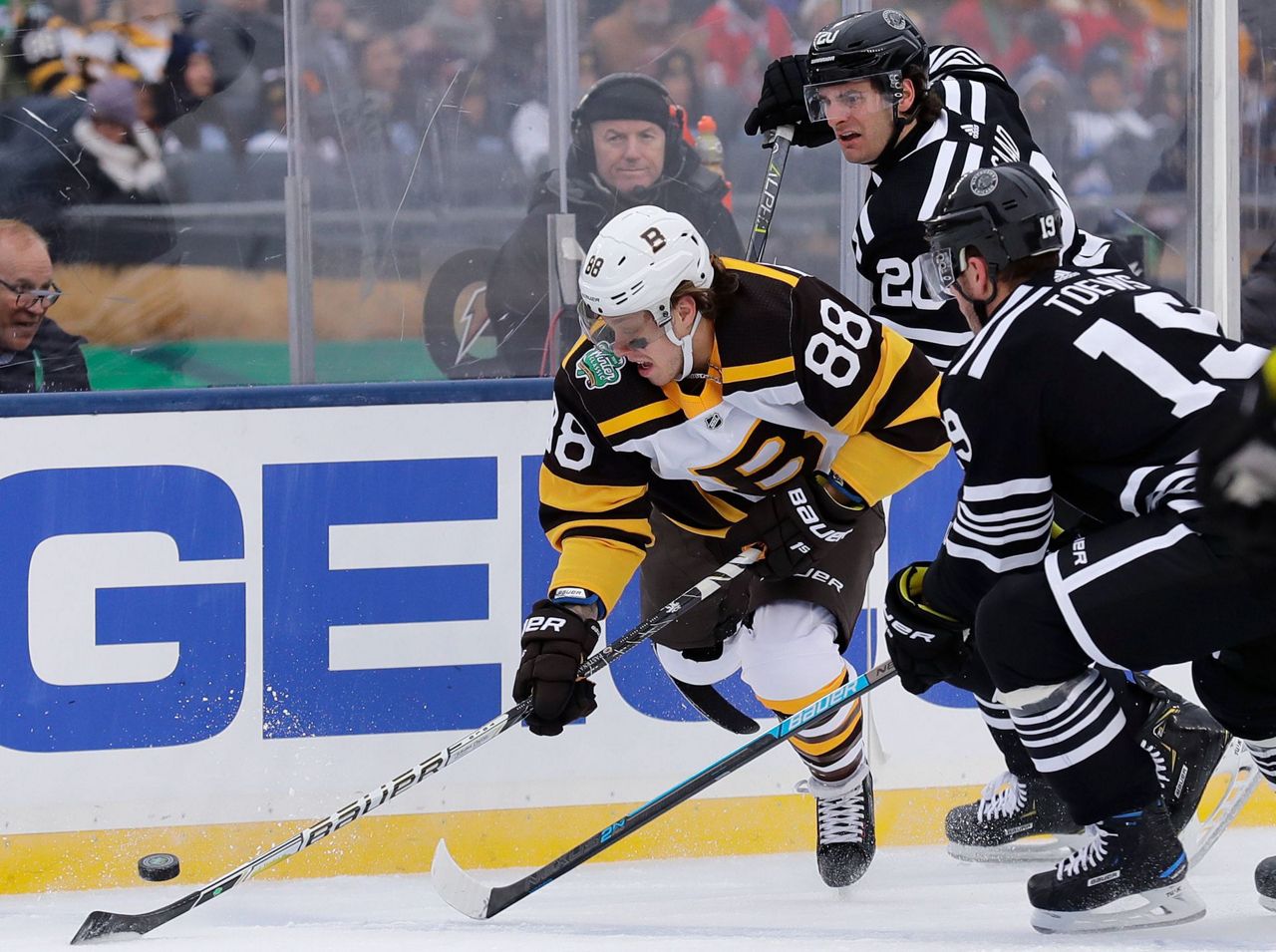 Pastrnak, Bruins beat Blackhawks 4-2 in Winter Classic