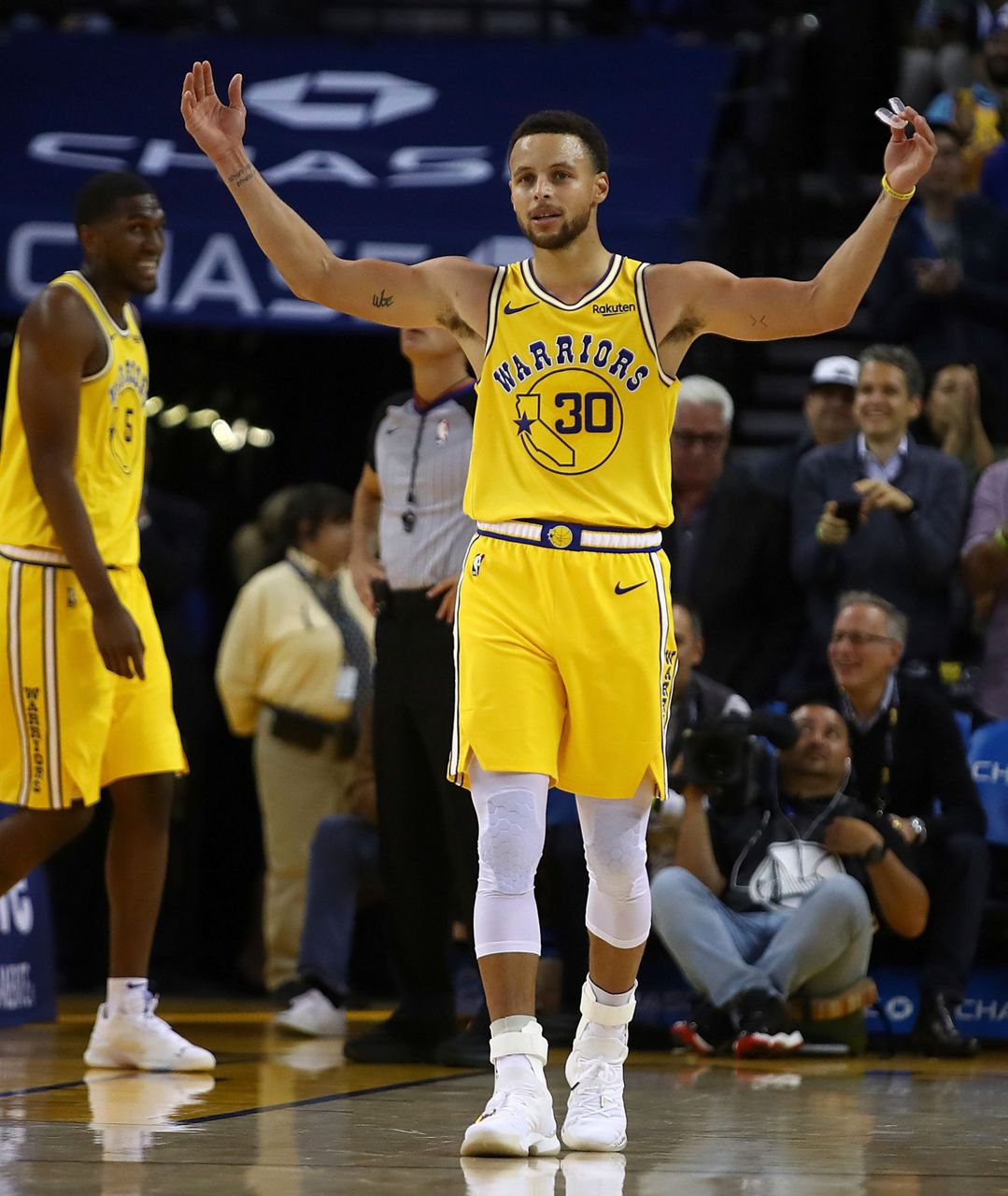 Stephen Curry dazzles for 51 points in sensational start