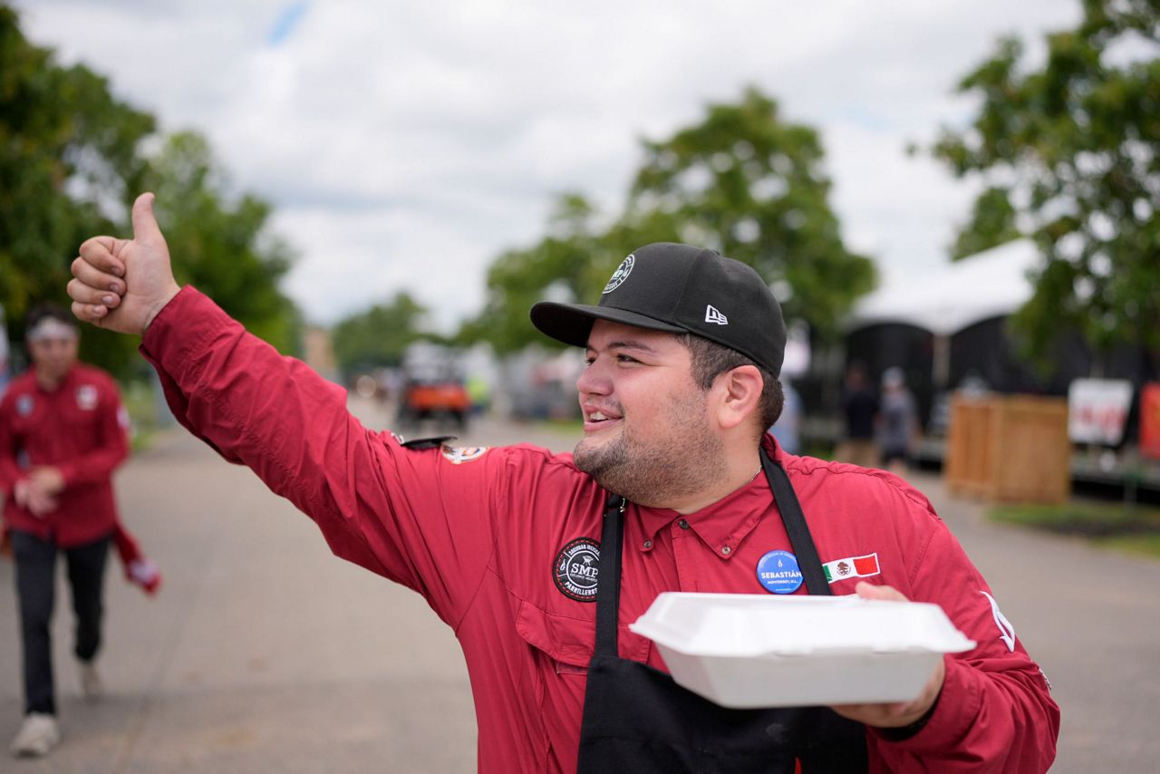 At Memphis BBQ contest, pitmasters sweat through the smoke to be best ...
