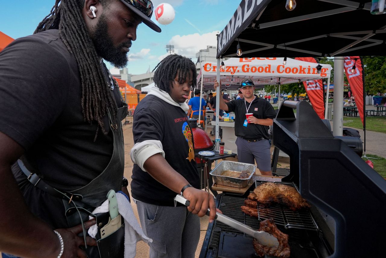 At Memphis BBQ contest, pitmasters sweat through the smoke to be best ...
