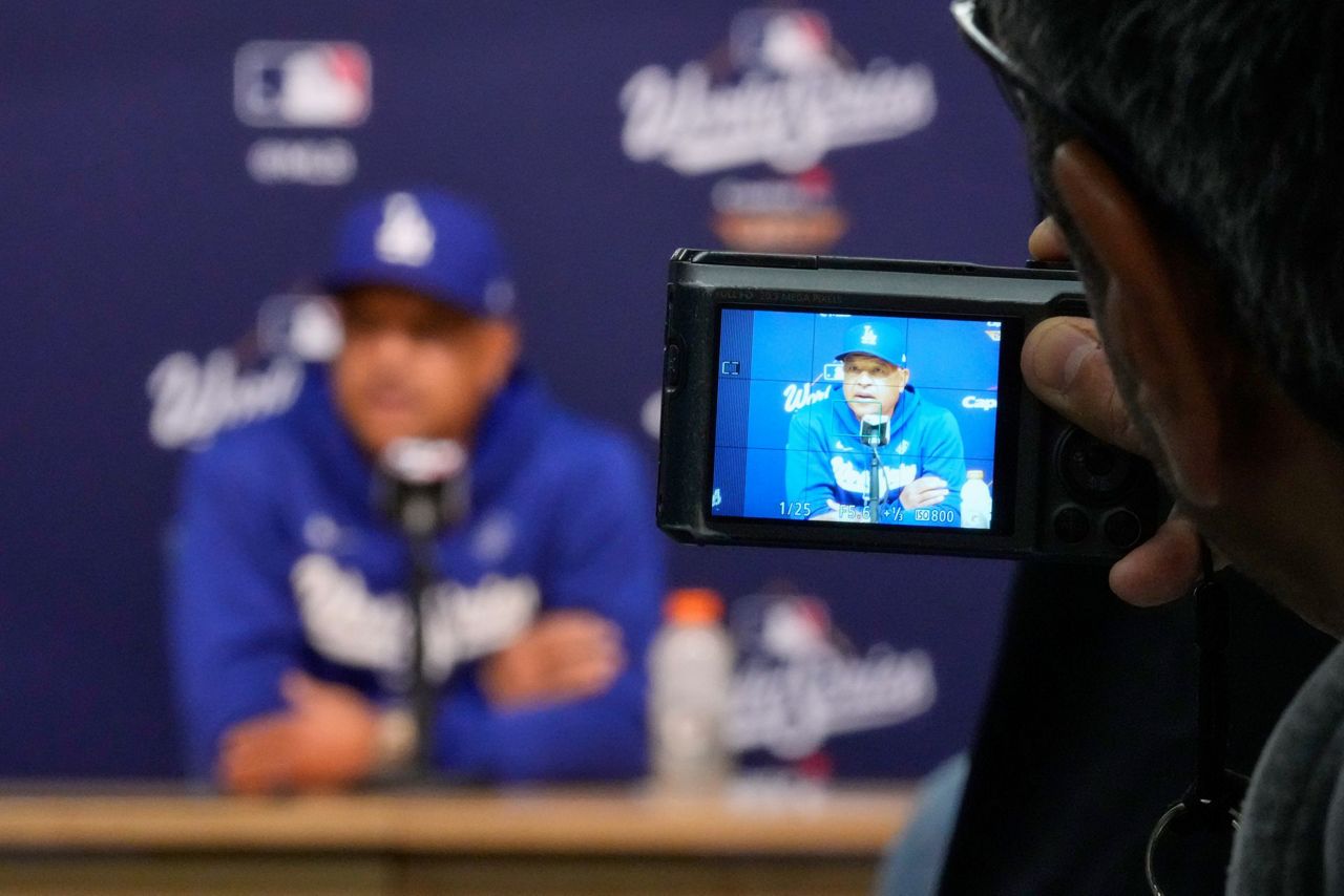 Dodgers manager Dave Roberts had flight delay getting home from Toronto ...