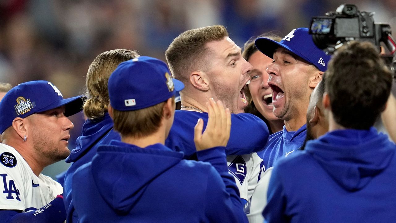 Dodgers superan a los Yankees 6-3 en el primer partido