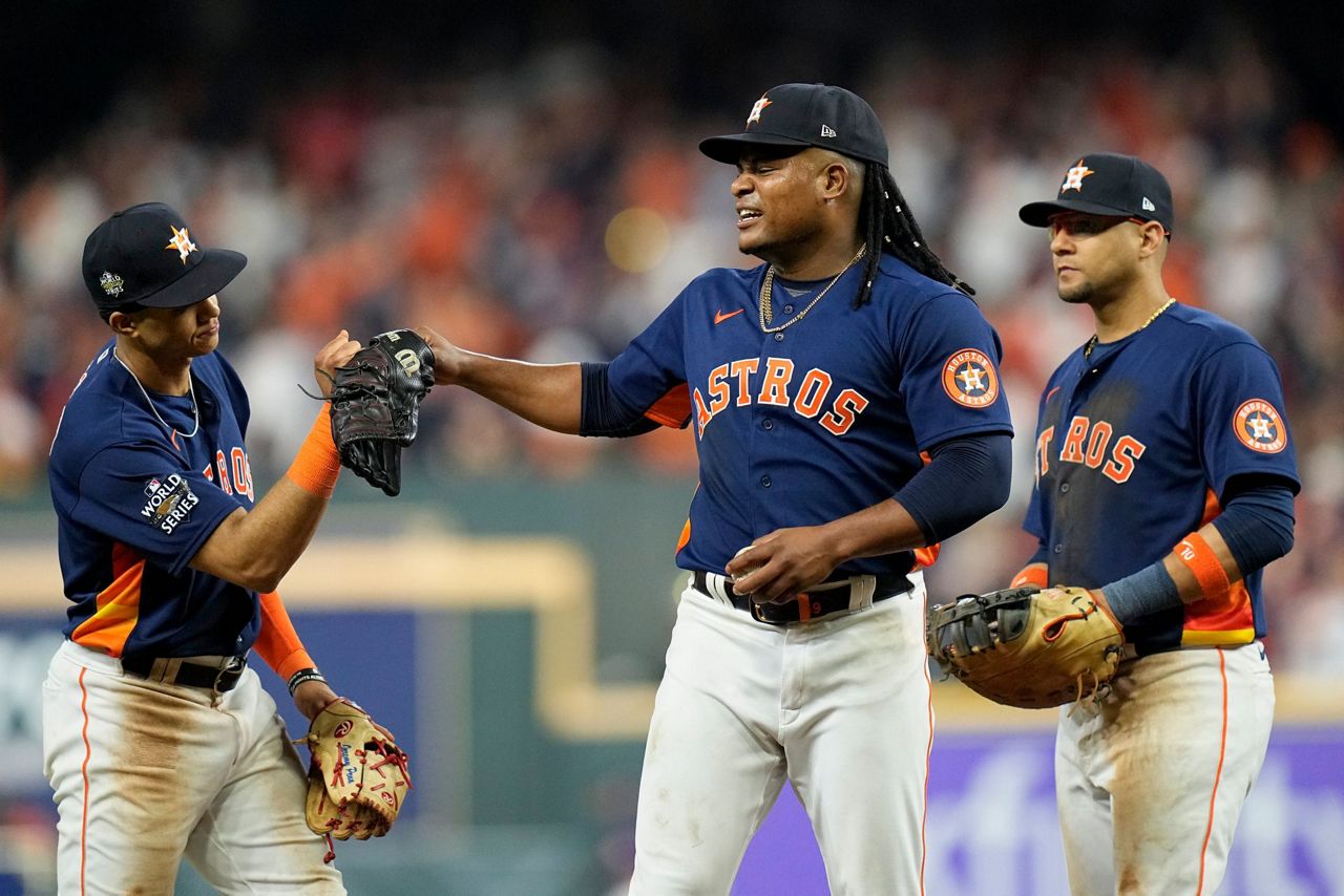 Phillies not worried about Astros' Valdez odd hand rubbing