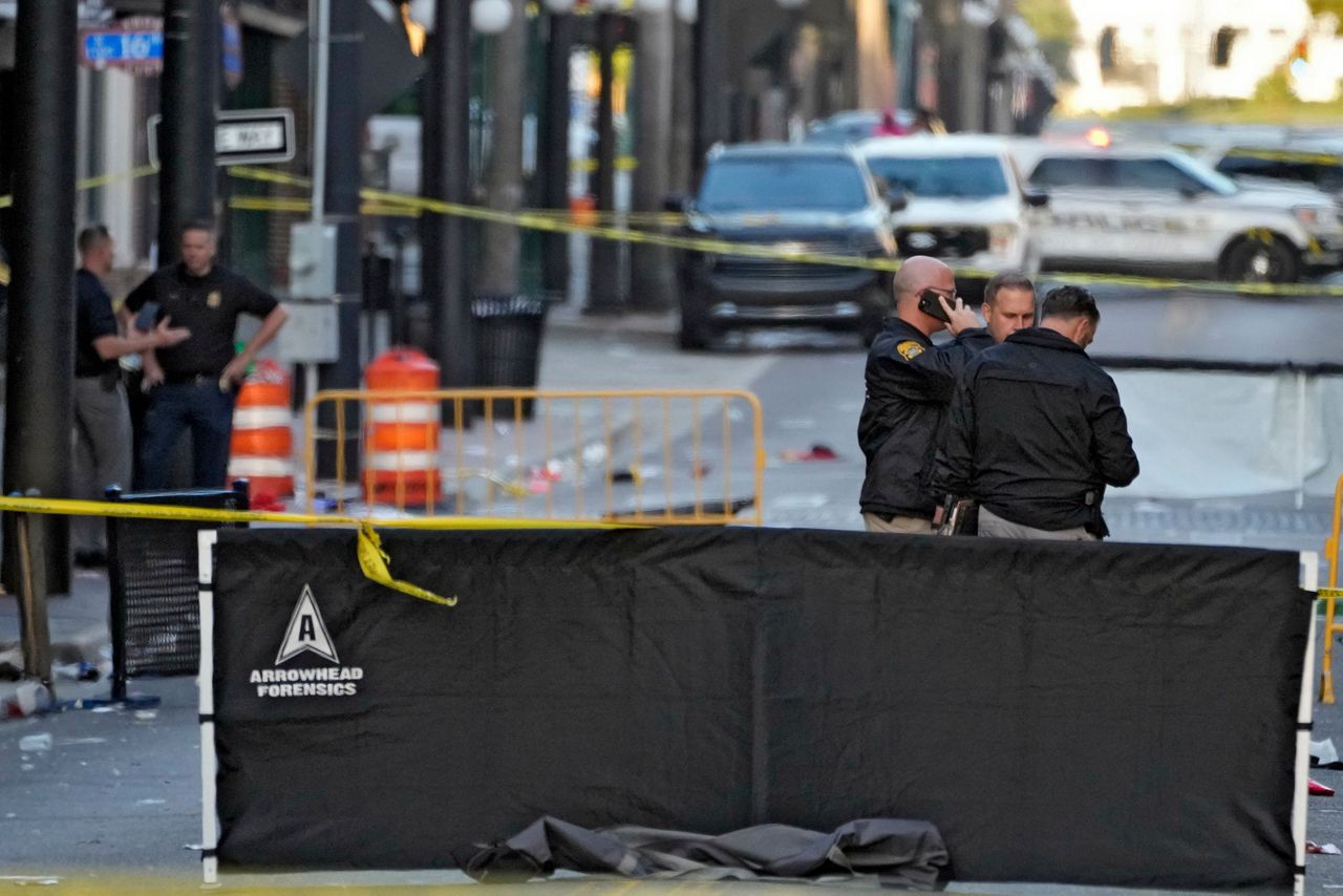 Shooting kills 2 and injures 18 victims in Florida street with hundreds ...
