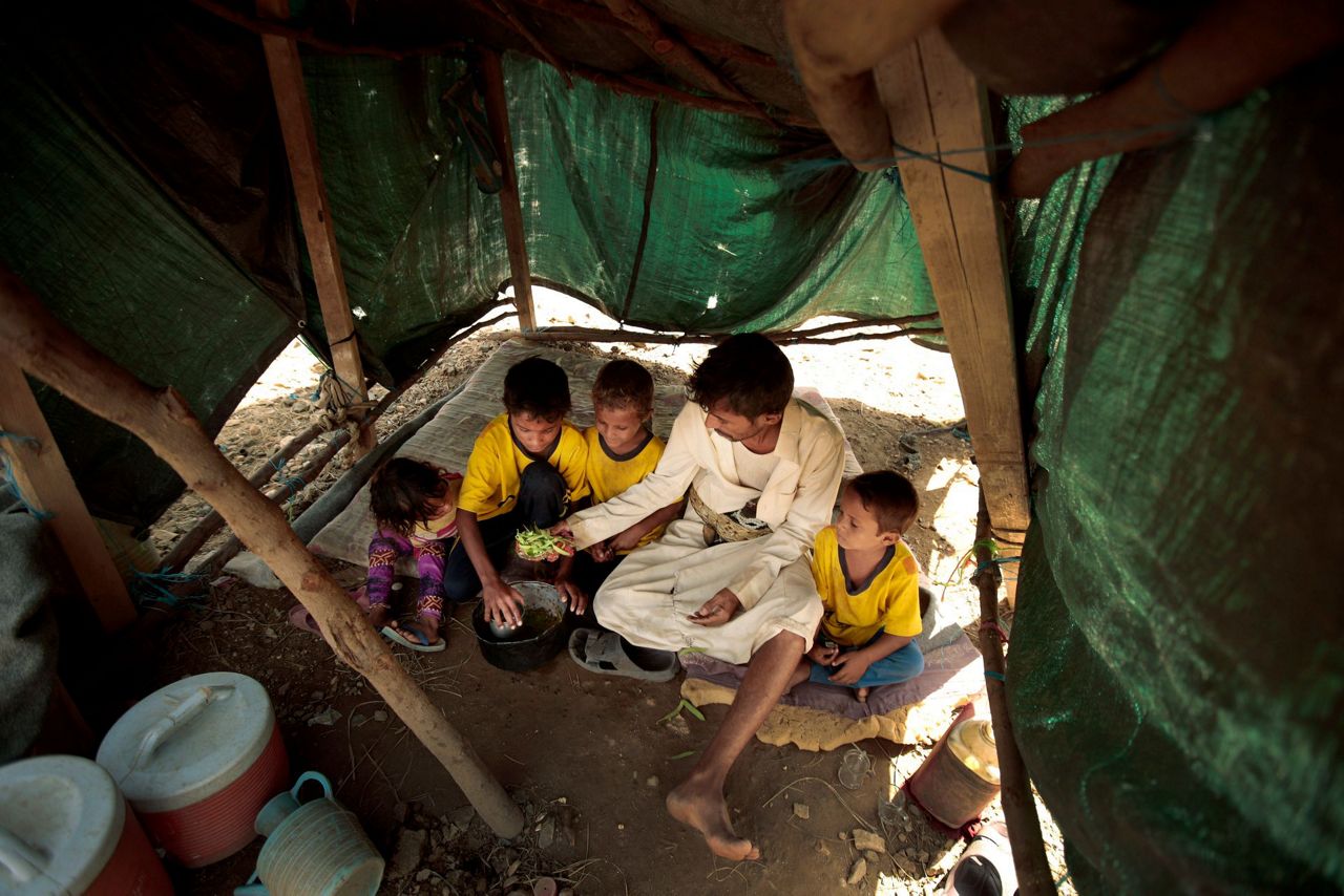 AP PHOTOS: Yemen's displaced live on bread crumbs, leaves