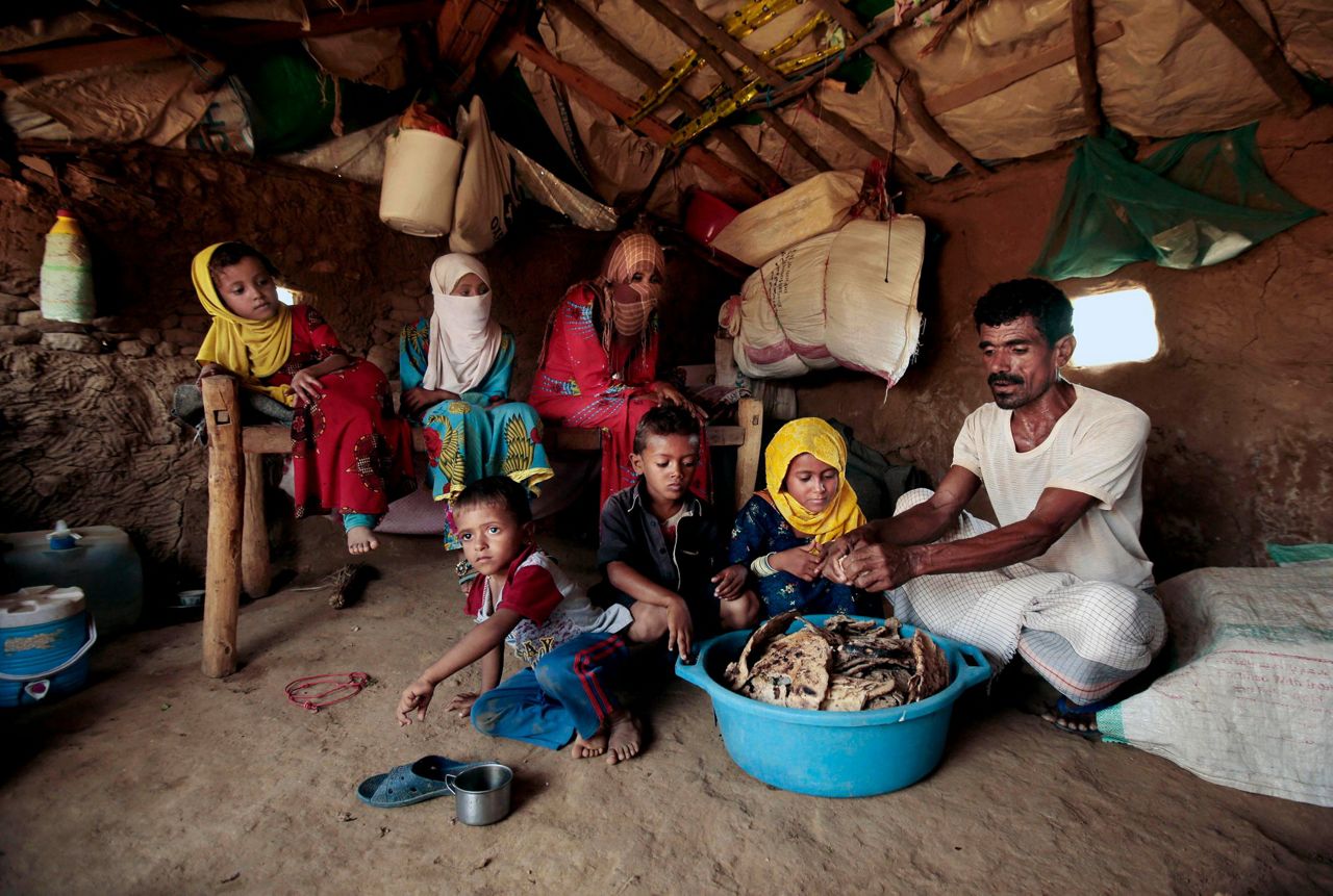 AP PHOTOS: Yemen's displaced live on bread crumbs, leaves
