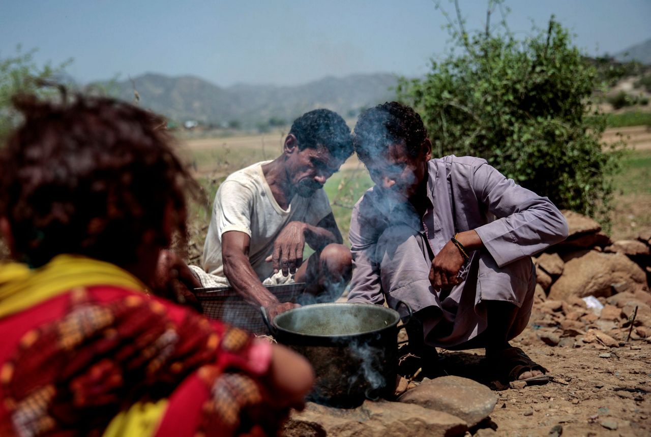 AP PHOTOS: Yemen's displaced live on bread crumbs, leaves