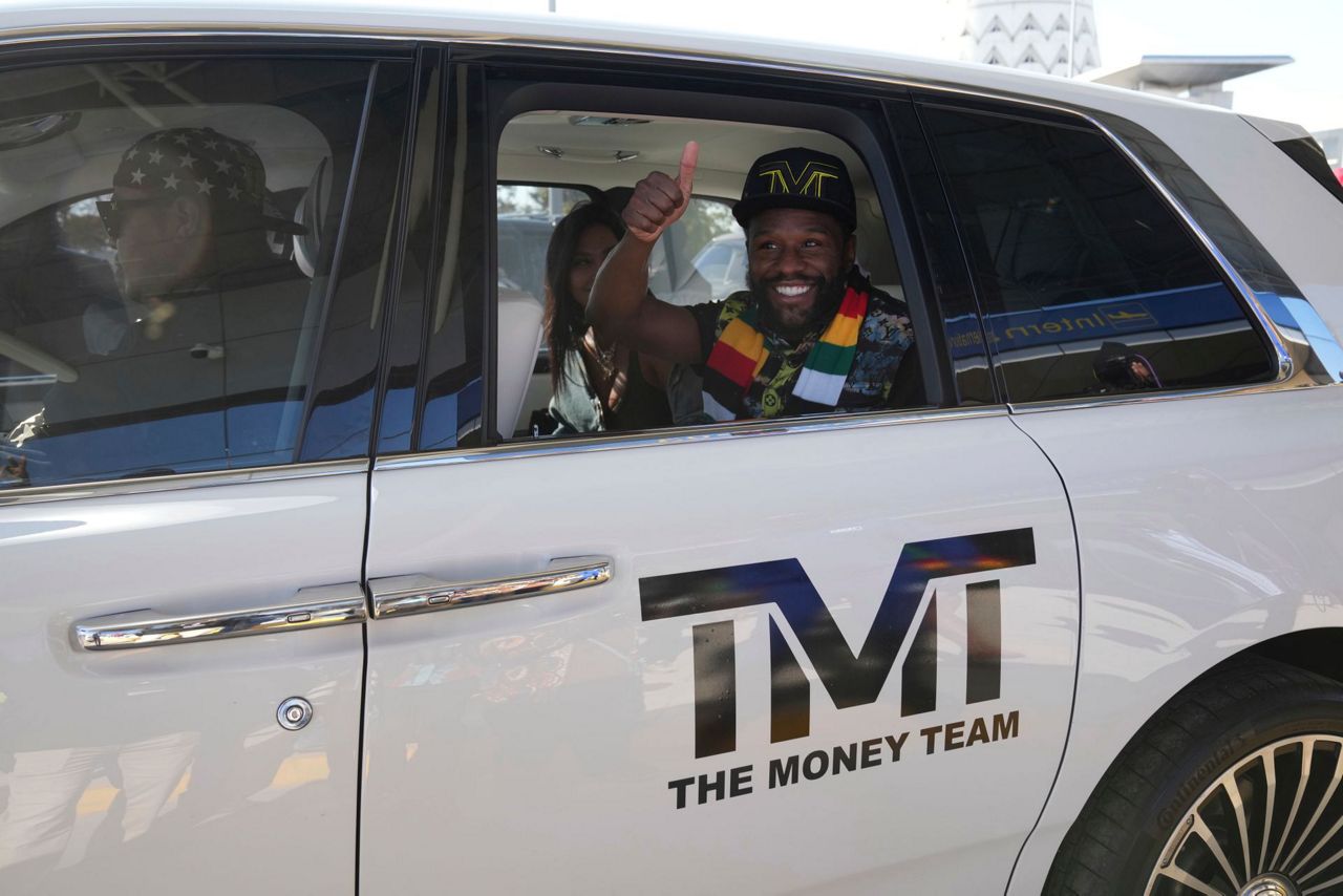 Boxing great Floyd Mayweather Jr. thrills crowd in Zimbabwe during ...