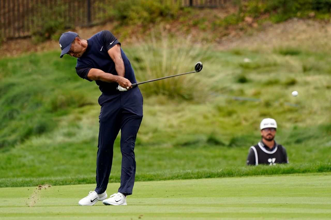 Late birdies let Justin Thomas keep slim lead at Sherwood