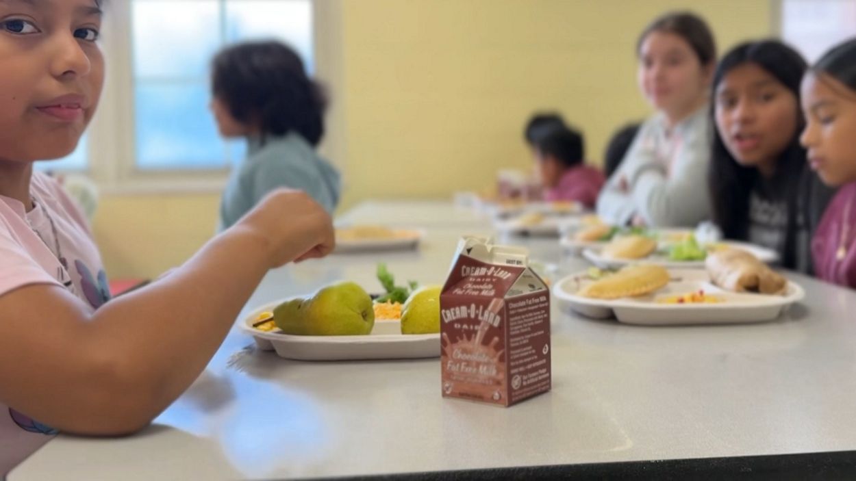 Trump firma ley que permitirá a escuelas dar leche entera