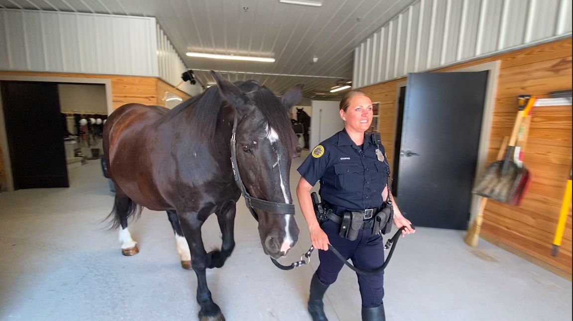 Officer inspires young girls while serving on mounted patrol