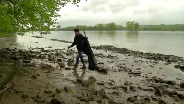 Volunteers Clean Up Shorelines of Hudson River