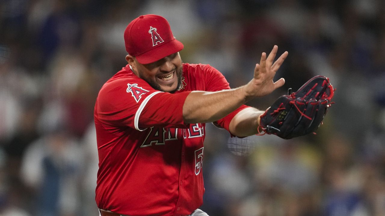 Angels beat Dodgers 3-2 in 10 innings; Ohtani homers