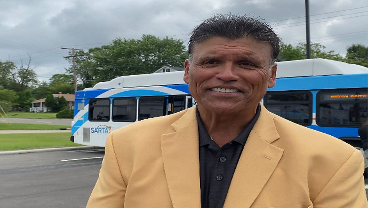 NFL legend Anthony Muñoz helps people get vaccinated