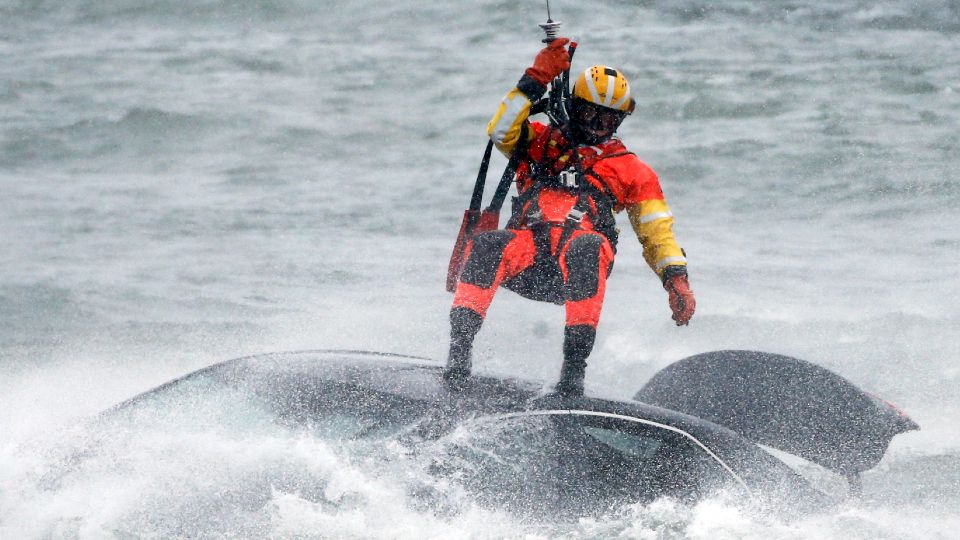 Coast Guard diver pulls body from car above Niagara Falls