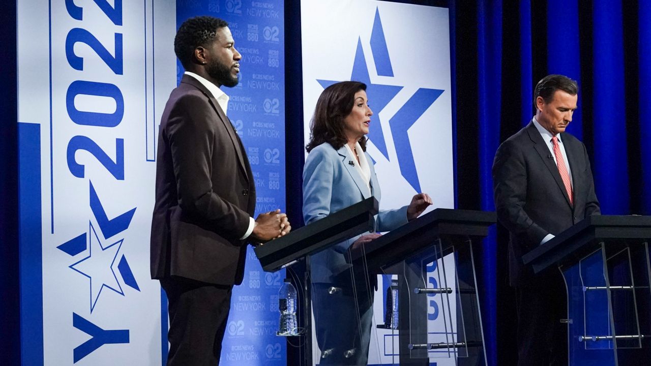 Democratic candidates campaign on weekend before primary