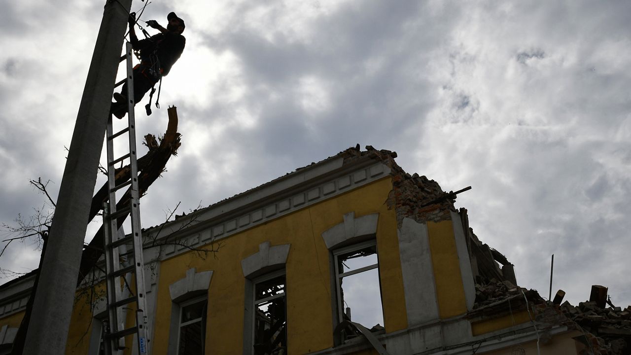 Ukraine pushes back to northeast border, captures many POWs