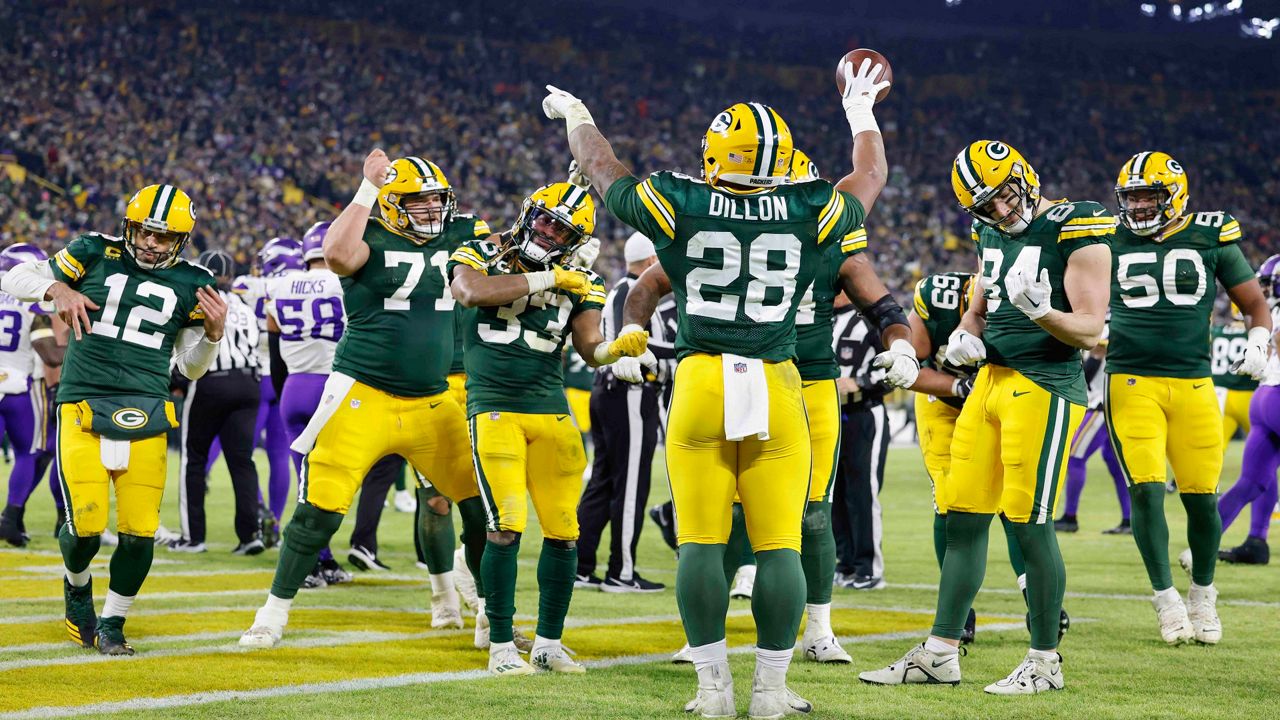 Packers rout Vikings to move closer to playoffs