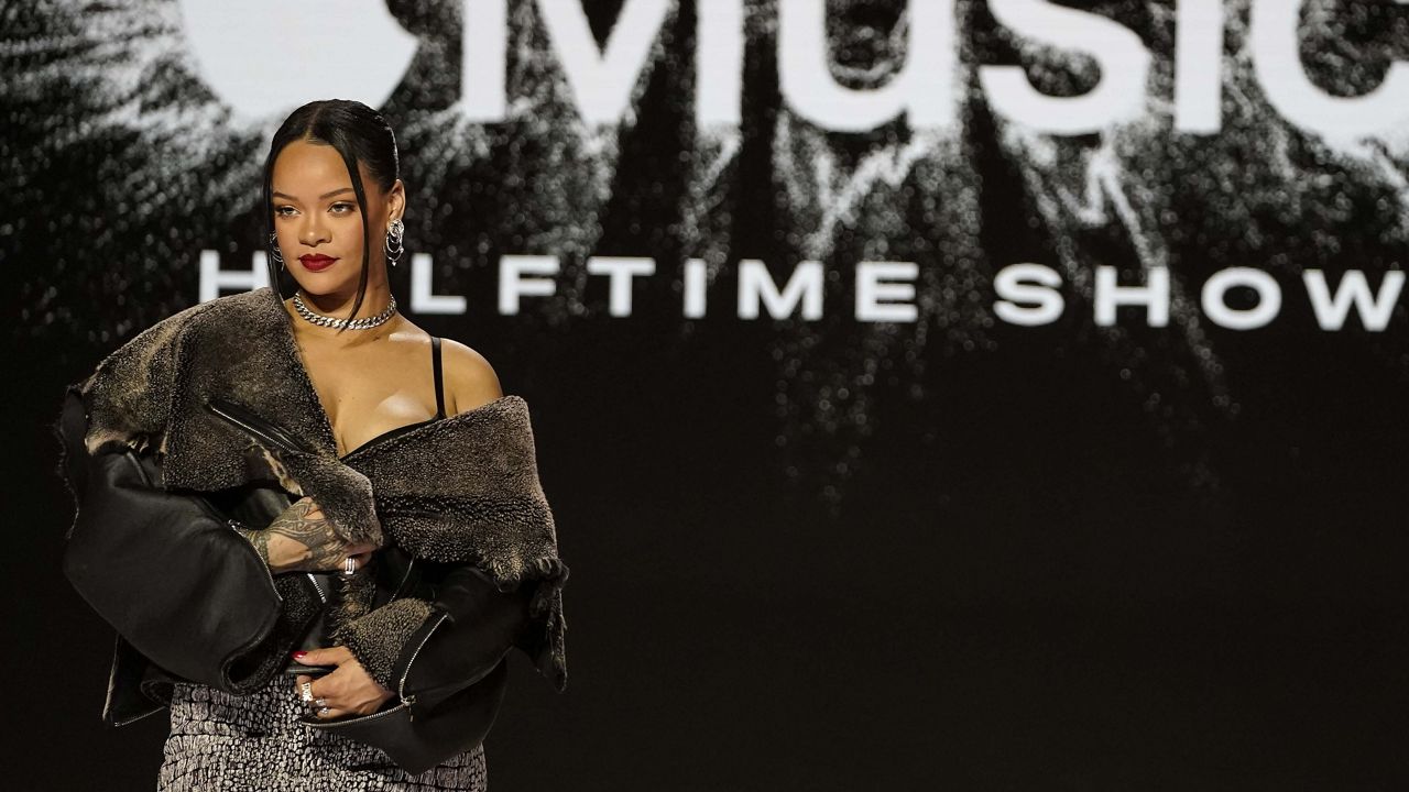 Rihanna, trio of anthems highlight Super Bowl's star power
