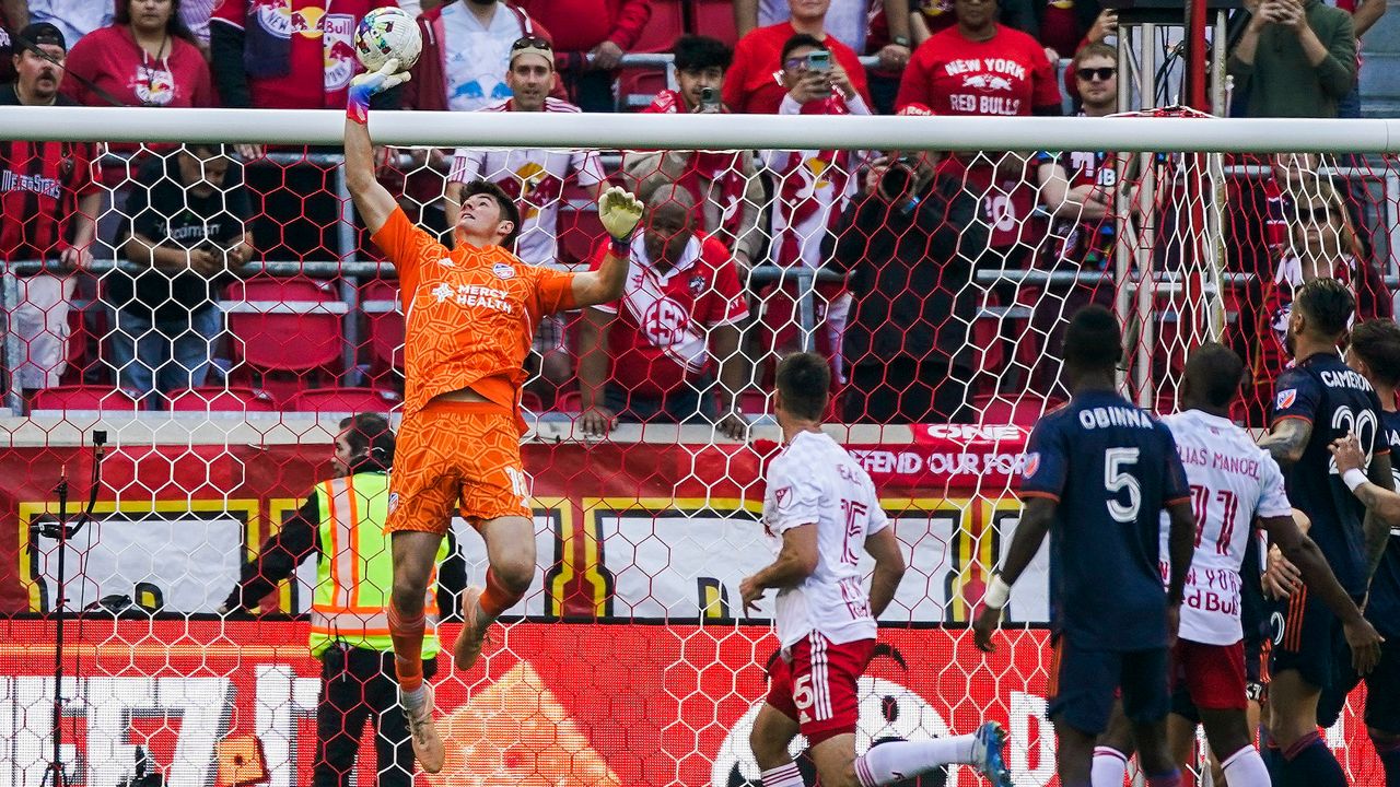 Cincinnati wins playoff debut behind Vazquez's go-ahead goal