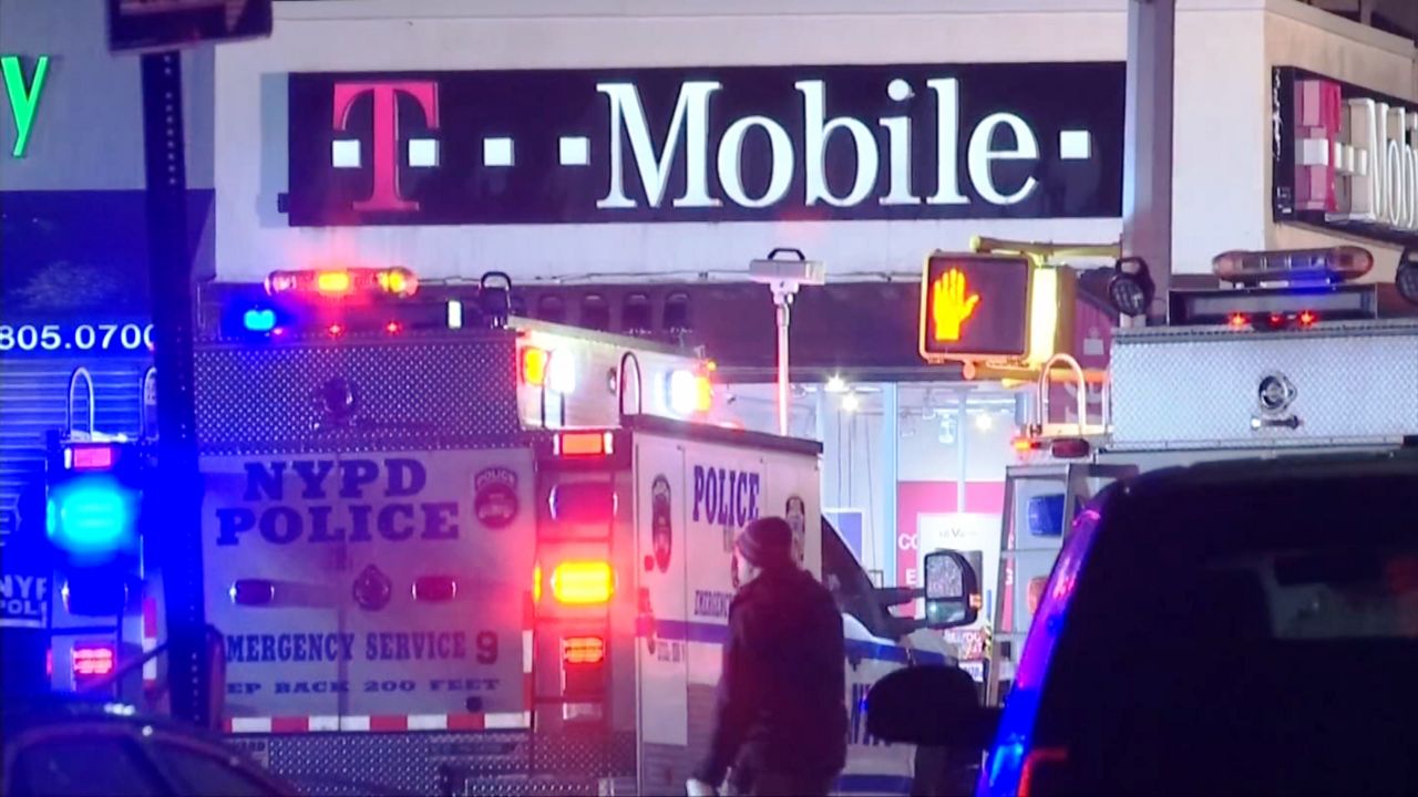 Soaring Cost of Cellphones Makes Stores a Target for Robbers, NYPD Says