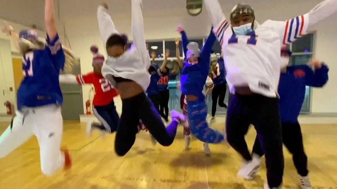 Hamburg Dancers Create Bills “Shout Dance”