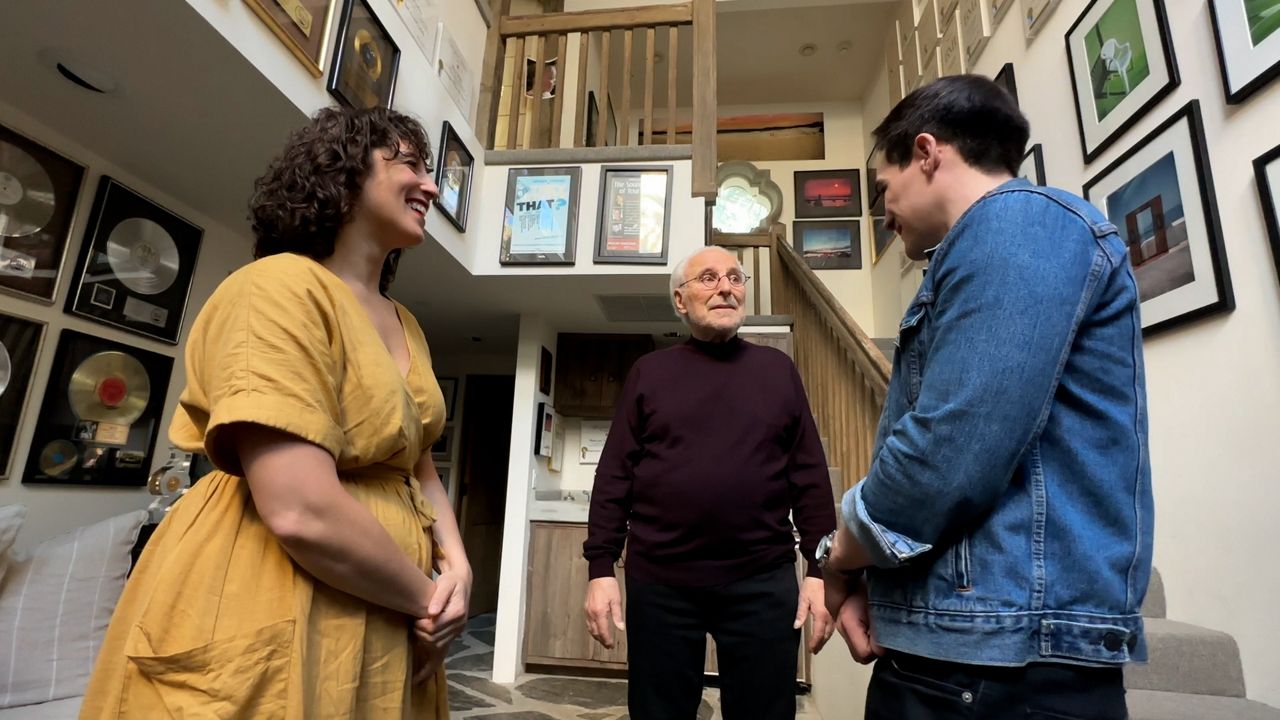 Stars of 'Beautiful' visits legendary songwriter Barry Mann