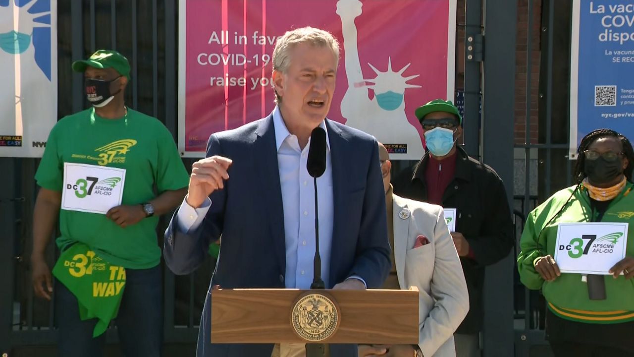 Mayor Tours Citi Field Vaccine Hub to Support DC-37 Union