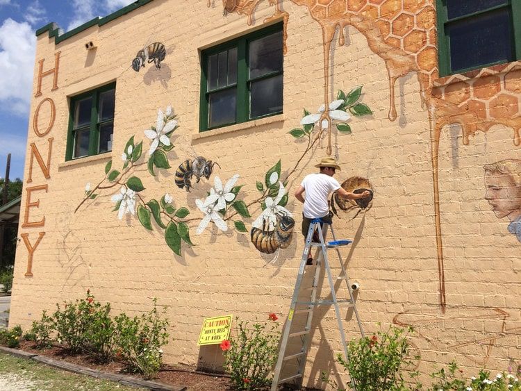 Muralist paints bee mural in Hendersonville