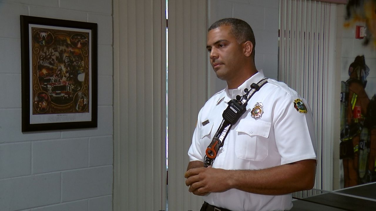 Orlando firefighter saves Seminole County deputy from crash